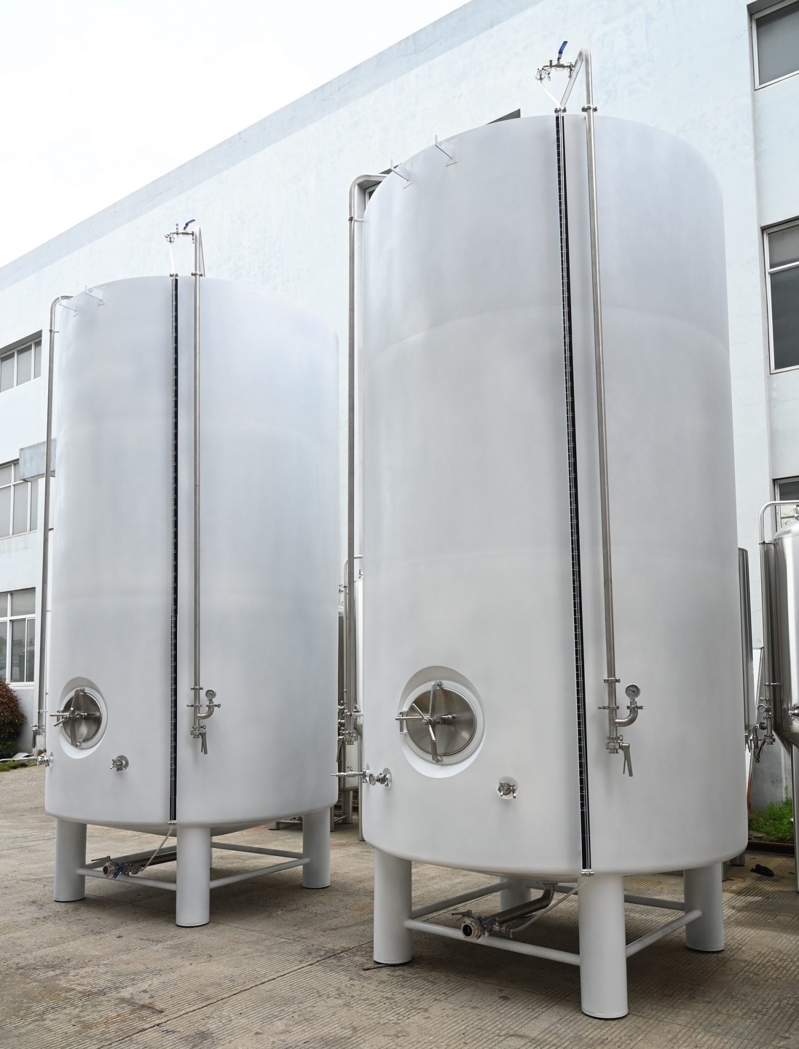 80bbl brite beer tanks with painting in ourter surface, painted ...